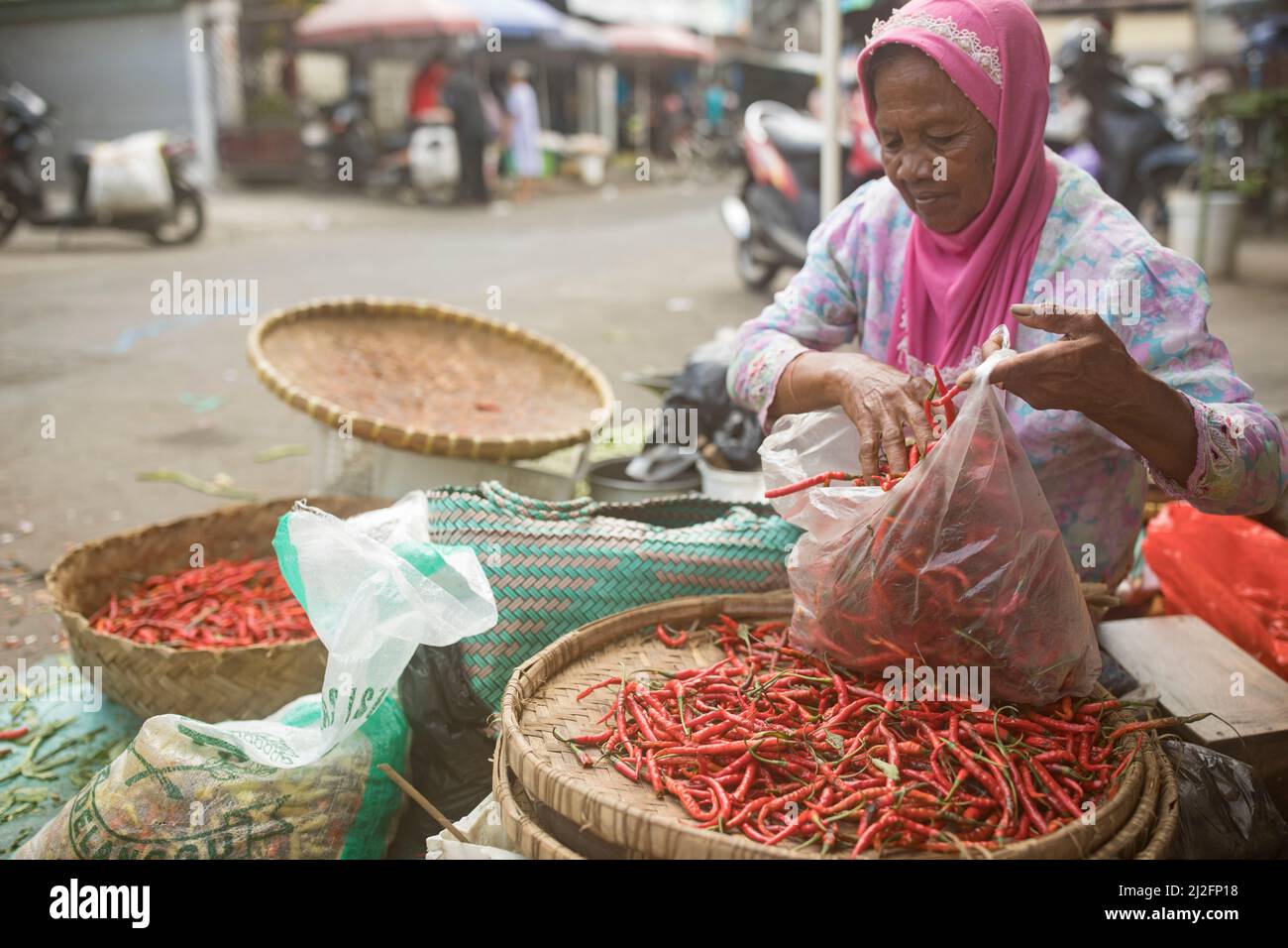 Bagging produce hi-res stock photography and images - Alamy