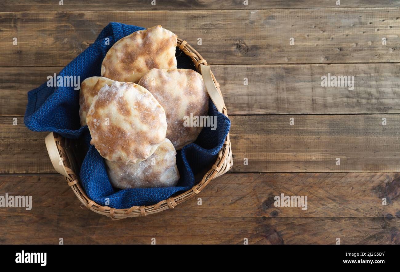 Traditional arab basket hi-res stock photography and images - Alamy