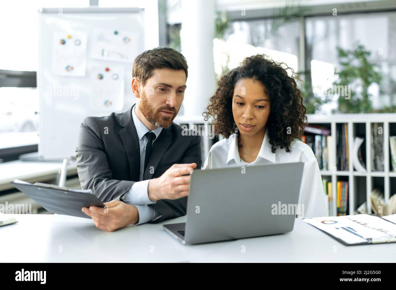 Economists hi-res stock photography and images - Alamy