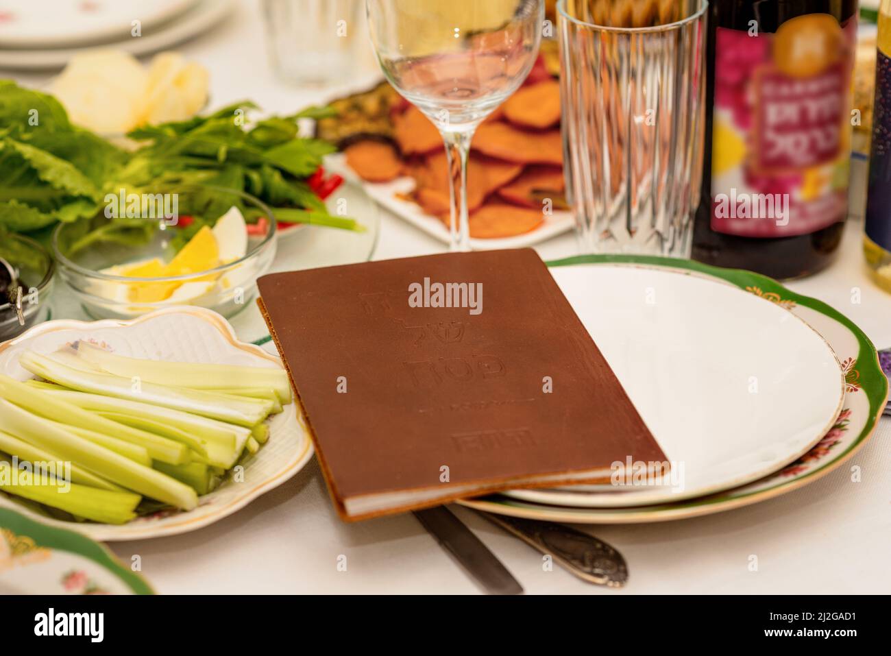 Seder table hi-res stock photography and images - Alamy