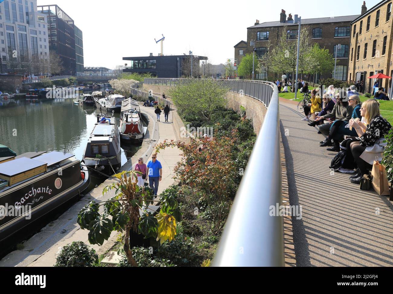 The towpath by Regents Canal in early spring sunshine, off Granary ...