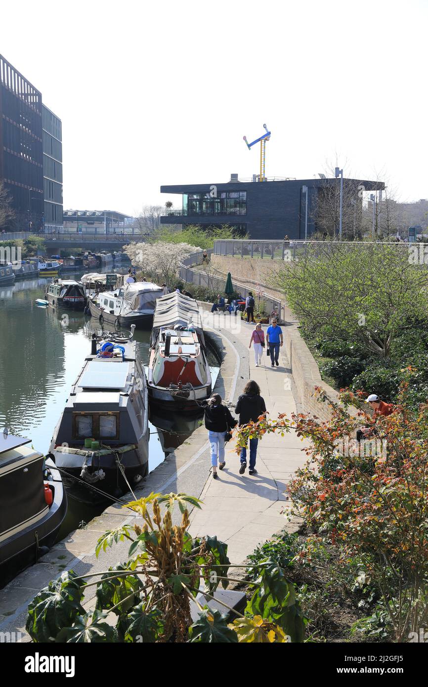 The towpath by Regents Canal in early spring sunshine, off Granary ...