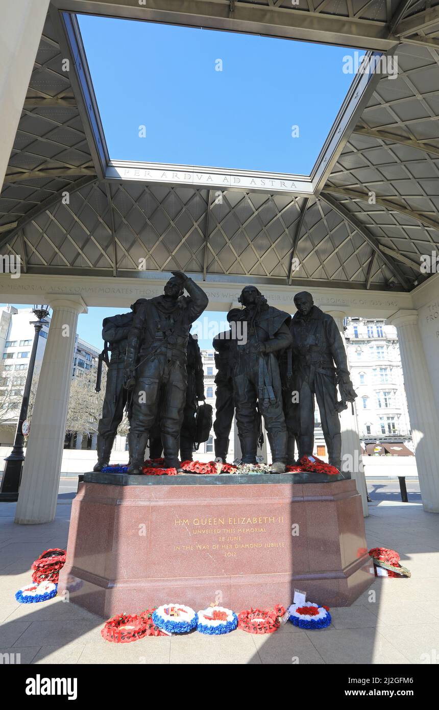 The Royal Air Force Bomber Command Memorial in Green Park, London ...