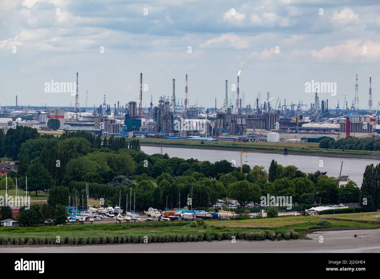 An aerial view of the refinery and petrochemical industries in Antwerp ...