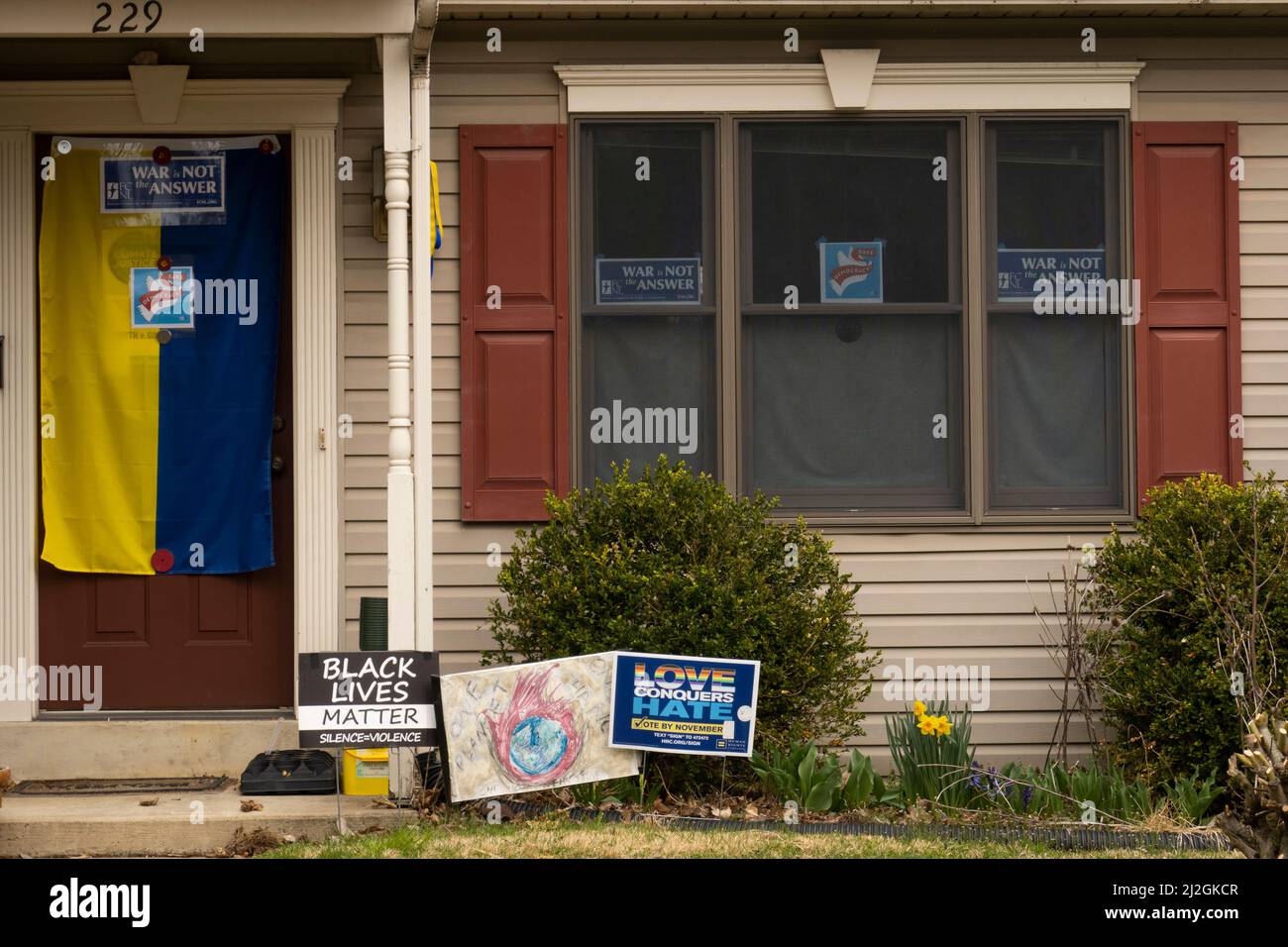 Protest signs in front hi-res stock photography and images - Alamy