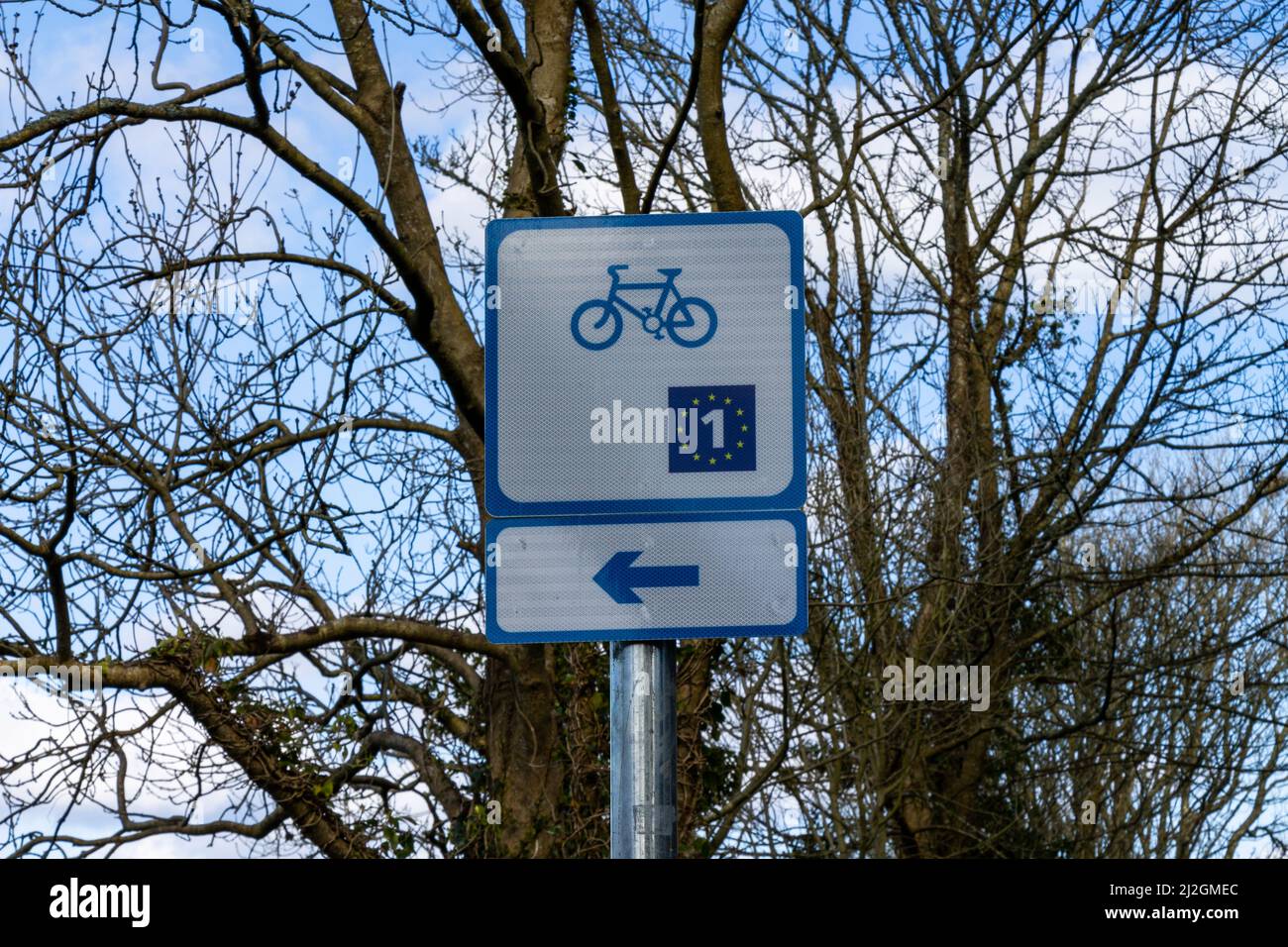 Cycle route sign blue on white Stock Photo - Alamy