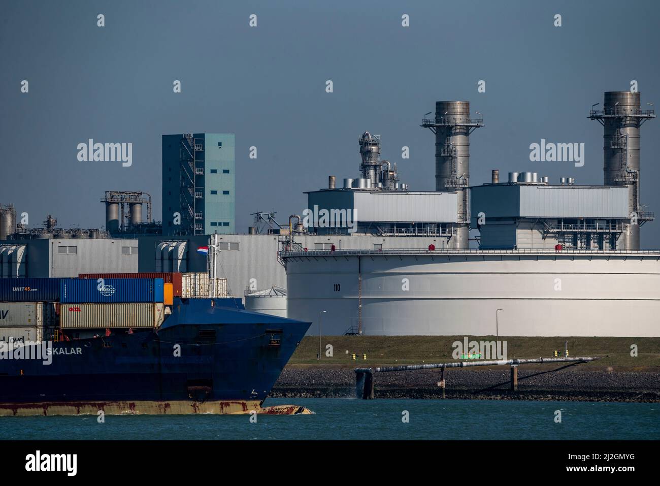 BP refinery crude oil storage tanks, with the Enecogen gas-fired power ...