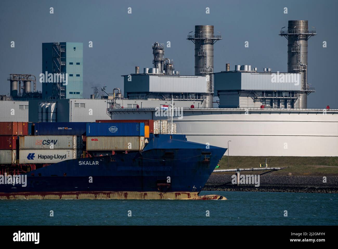 BP refinery crude oil storage tanks, with the Enecogen gas-fired power ...
