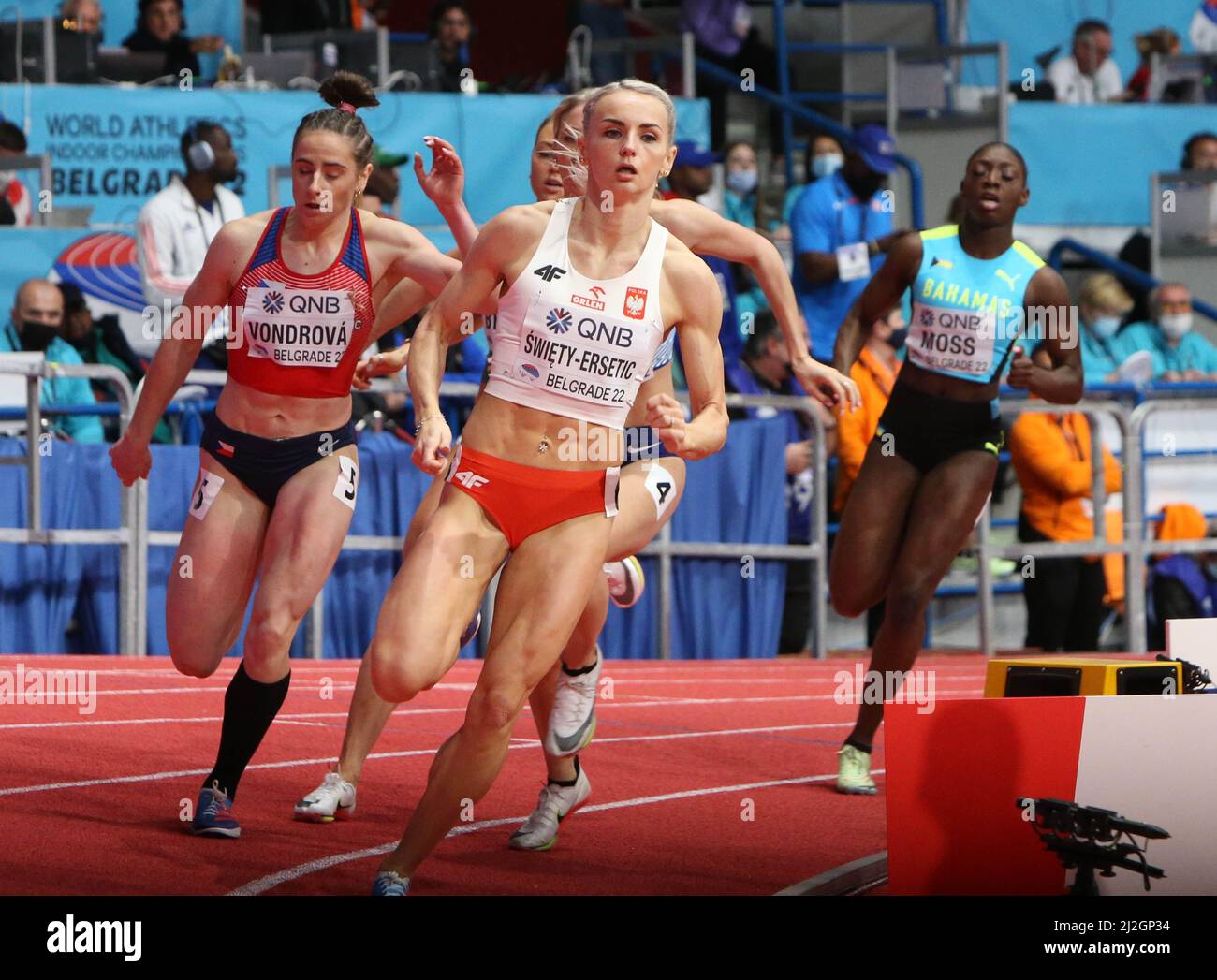 Justyna ŚWIĘTY-ERSETIC of Pologne and Lada VONDROVÁ of CZE 400M Women ...
