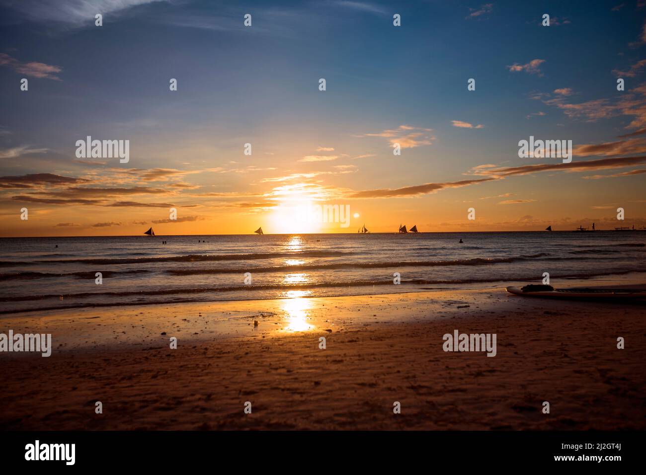 Dawn over the sea hi-res stock photography and images - Alamy