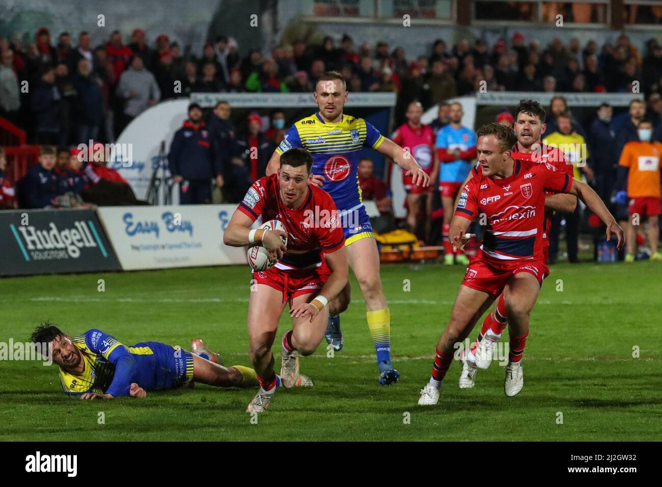 Sam Wood #24 of Hull KR breaks through the Warrington defence Stock ...