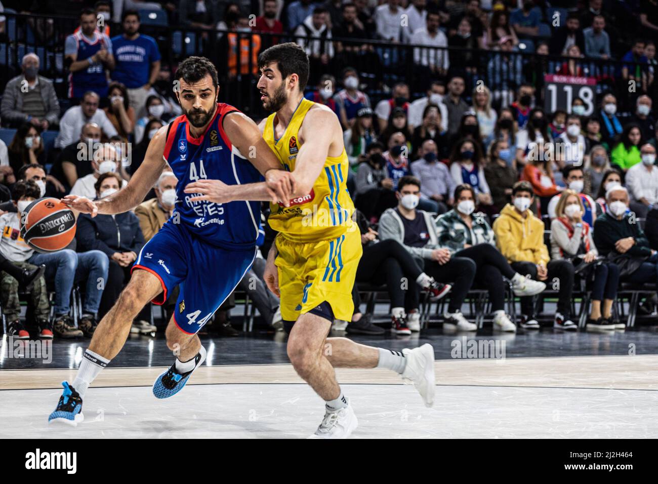 Istanbul, Turkey. 01st Apr, 2022. Yovel Zoosman (R) of Alba Berlin and ...