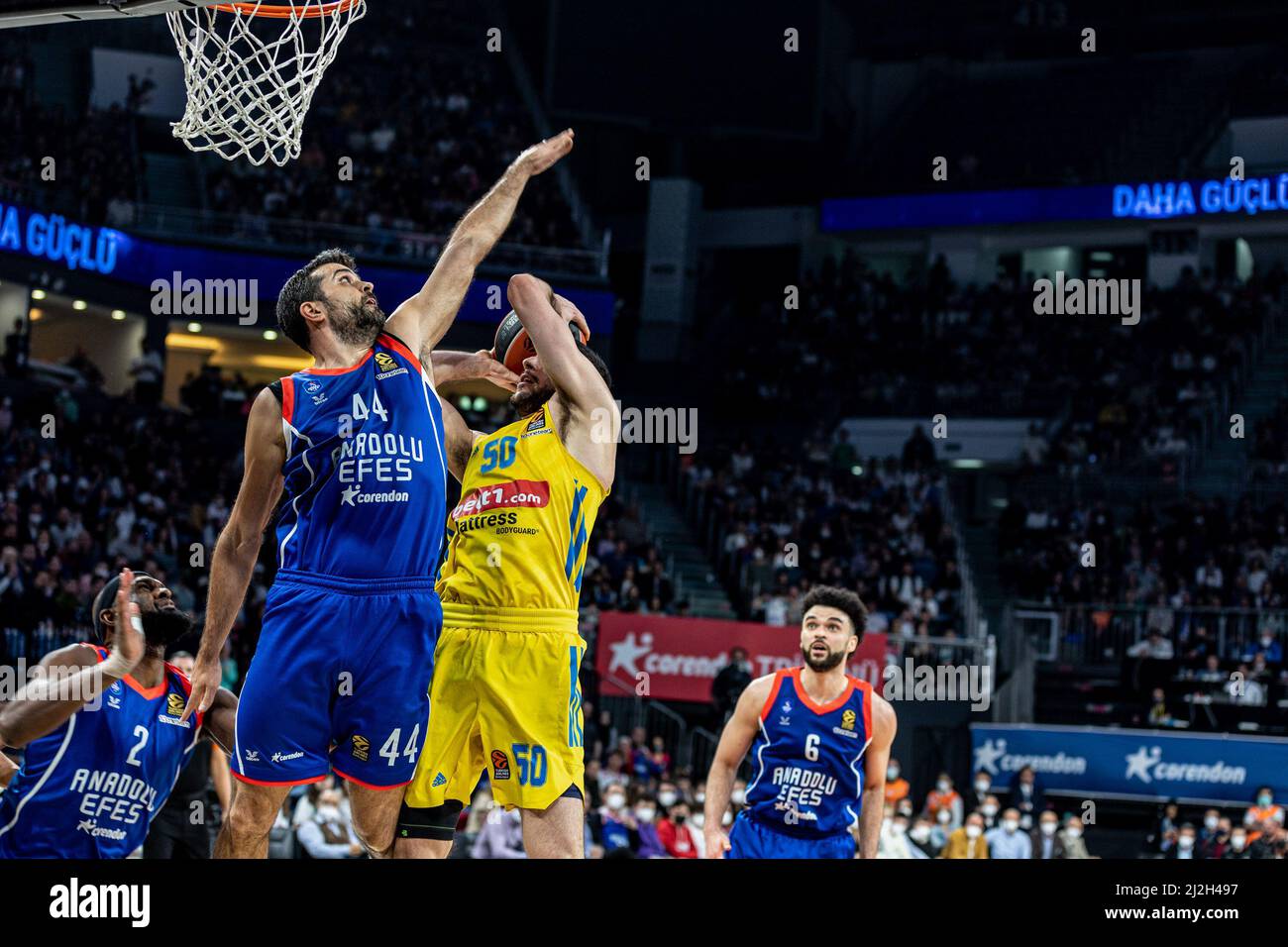 Istanbul, Turkey. 01st Apr, 2022. Yovel Zoosman (R2) of Alba Berlin and ...