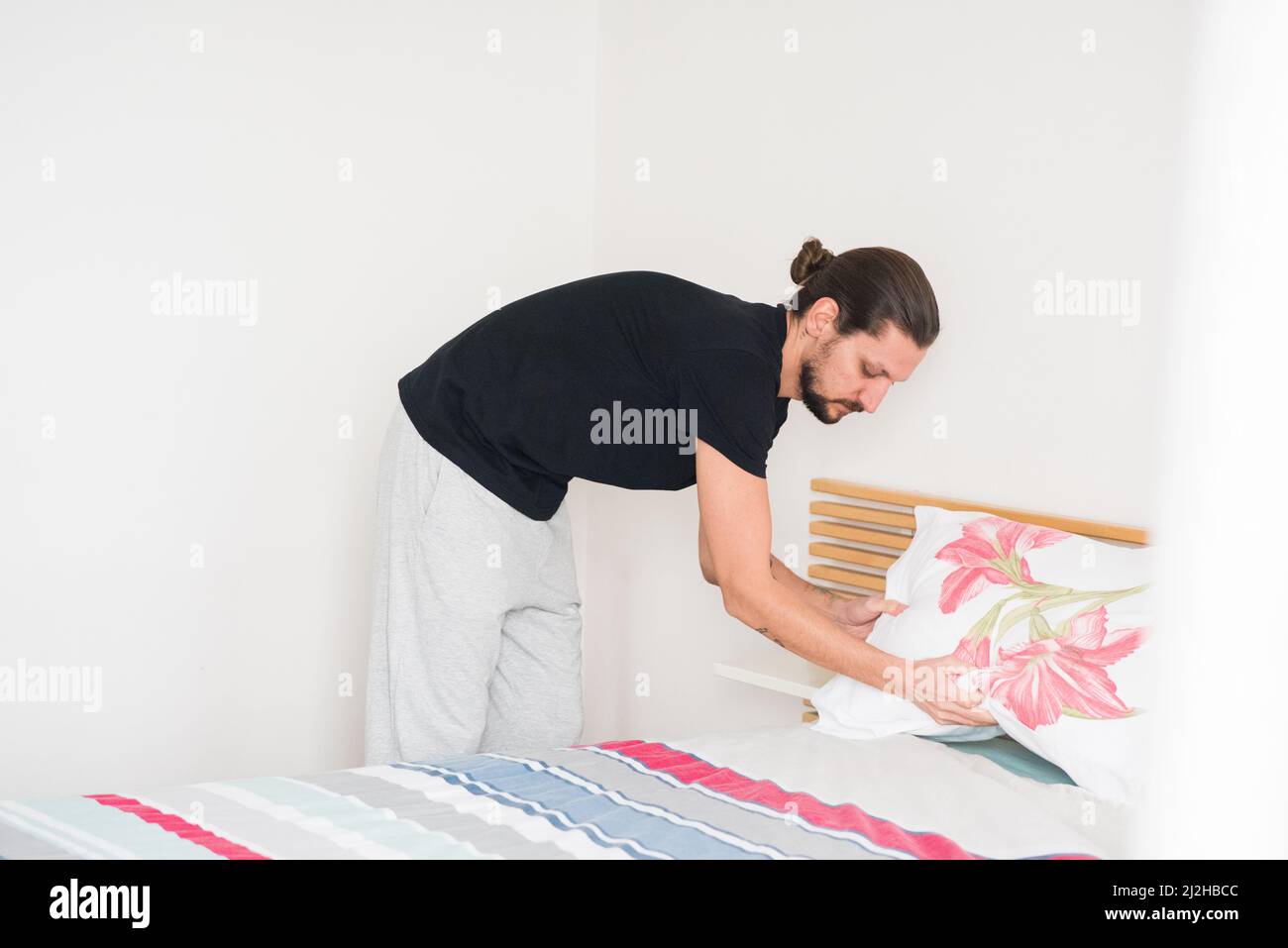 Man making bed hi-res stock photography and images - Alamy