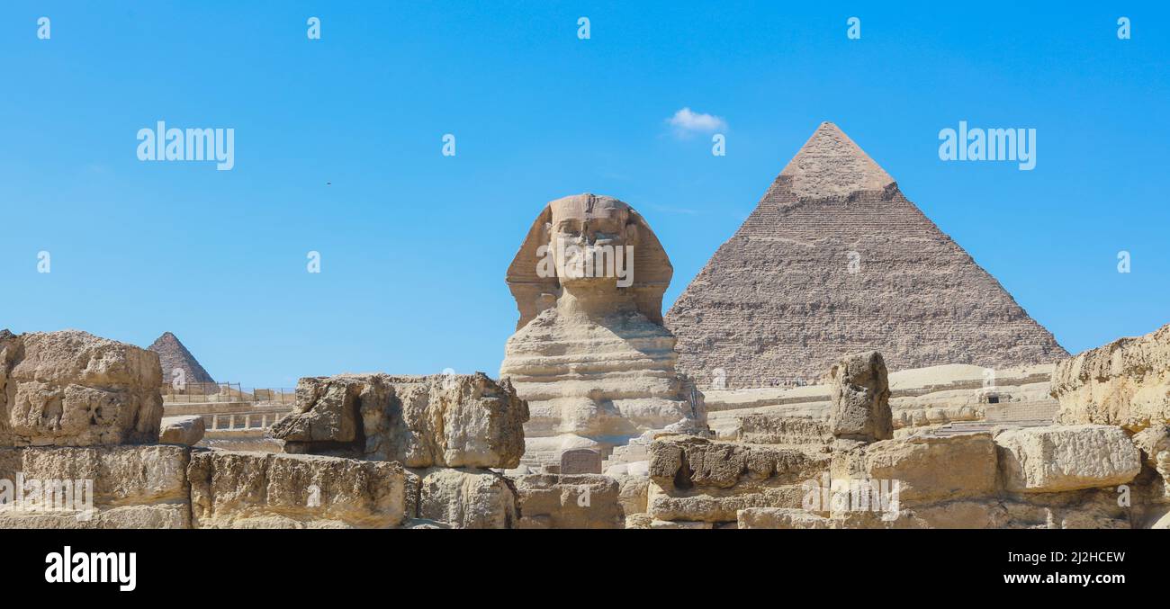 Main View to the Great Sphinx of Giza with the Great Pyramid in ...