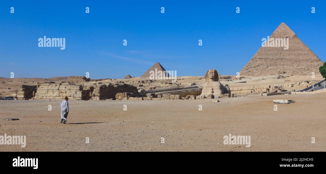 Main View to the Great Sphinx of Giza with the Great Pyramid in ...