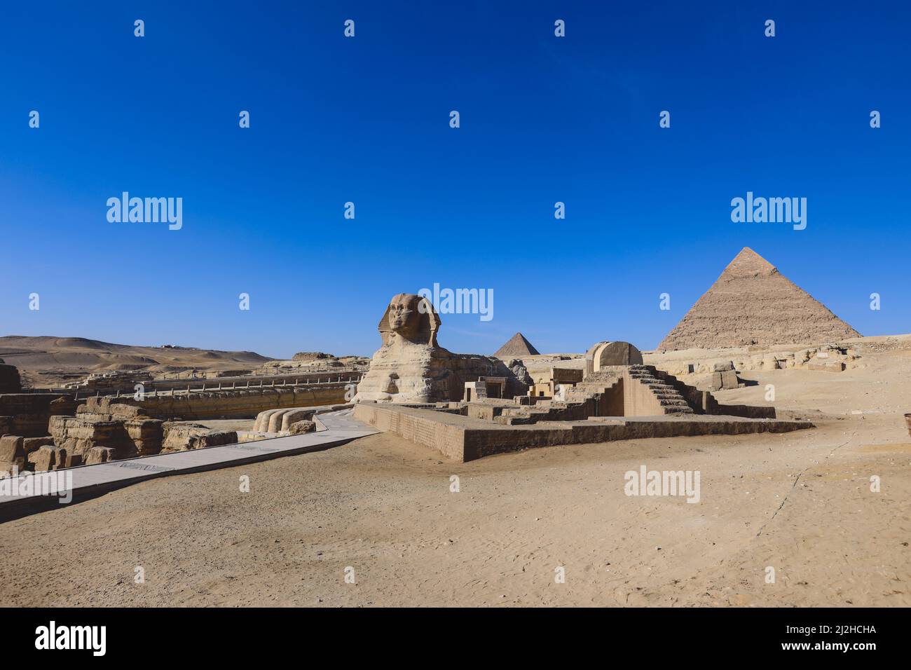 Main View to the Great Sphinx of Giza with the Great Pyramid in ...
