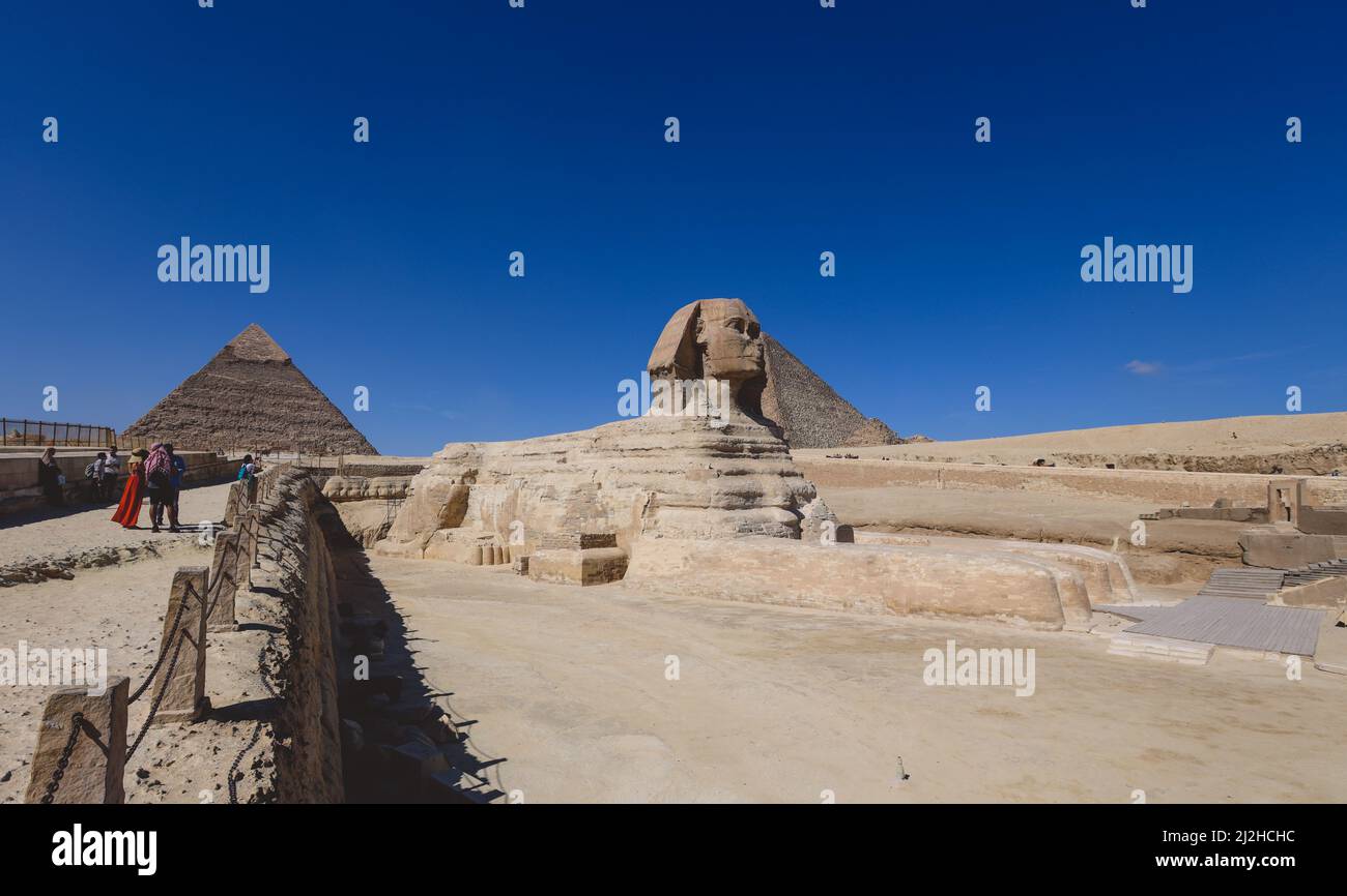 Main View to the Great Sphinx of Giza with the Great Pyramid in ...