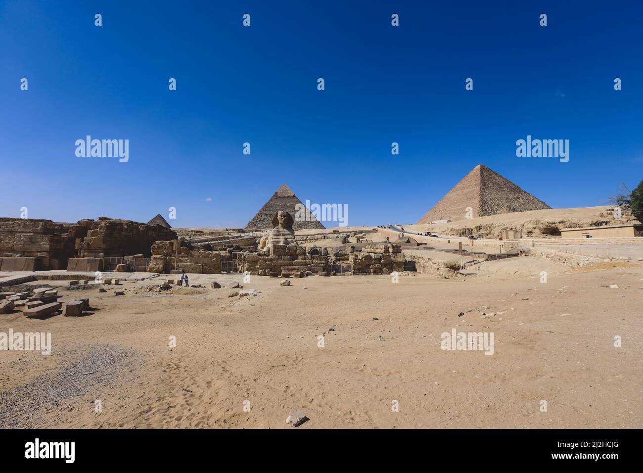 Main View to the Great Sphinx of Giza with the Great Pyramid in ...