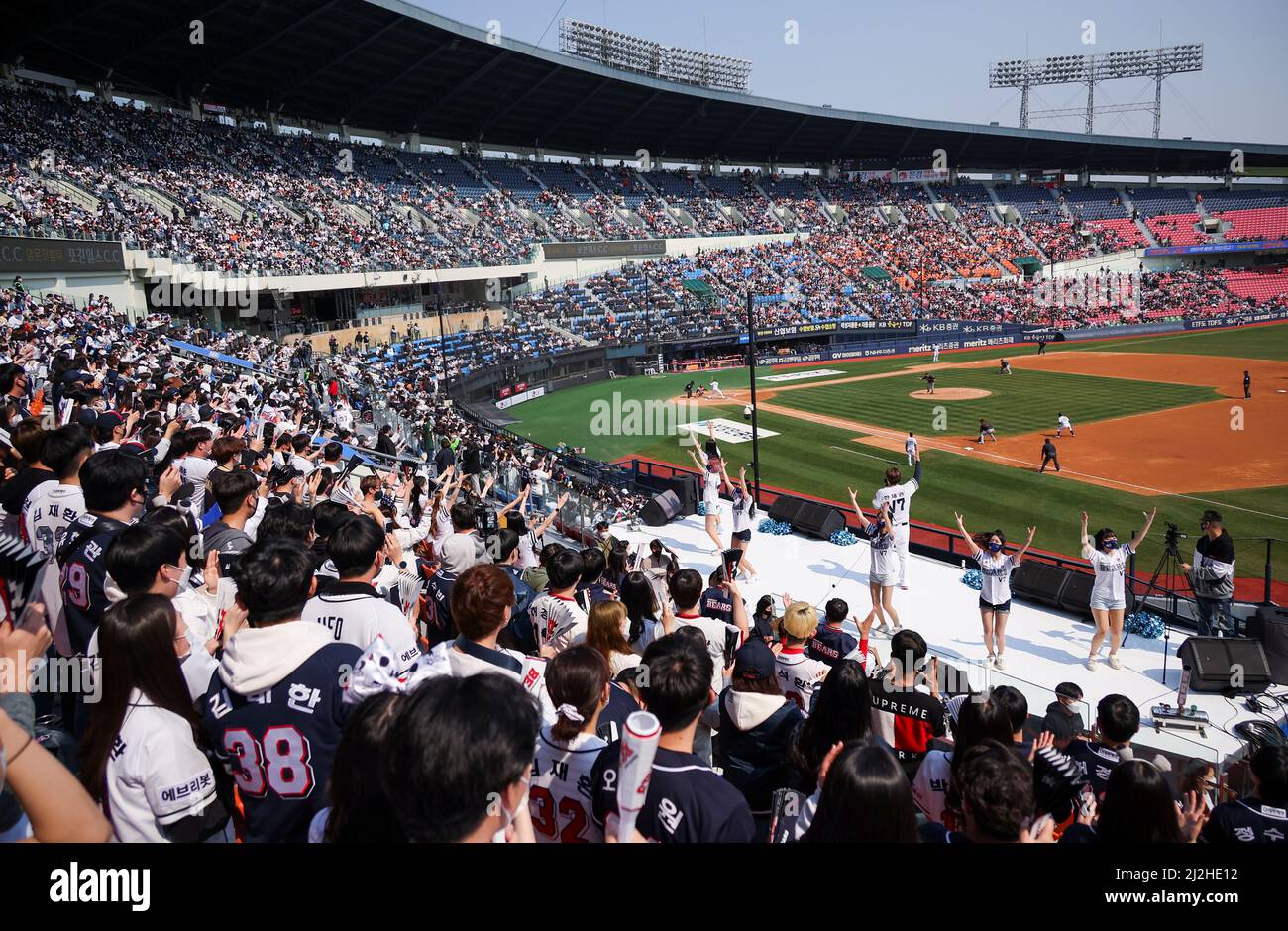 Doosan bears hi-res stock photography and images - Alamy
