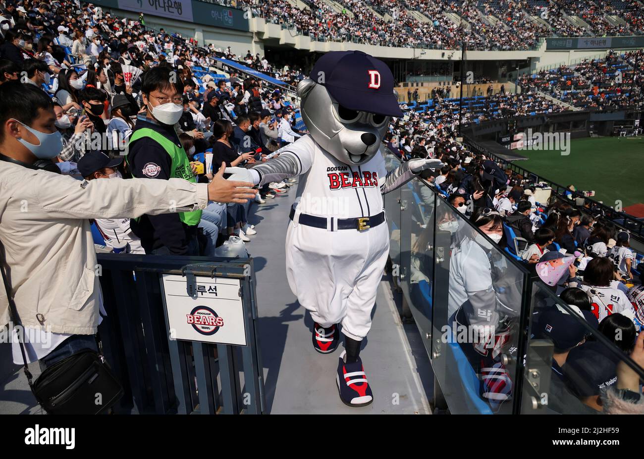 Baseball stadium mascot hi-res stock photography and images - Alamy