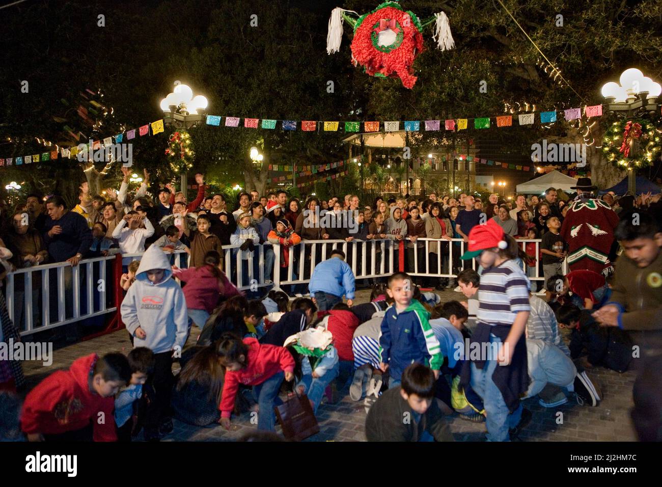 Las posadas pinata hi-res stock photography and images - Alamy