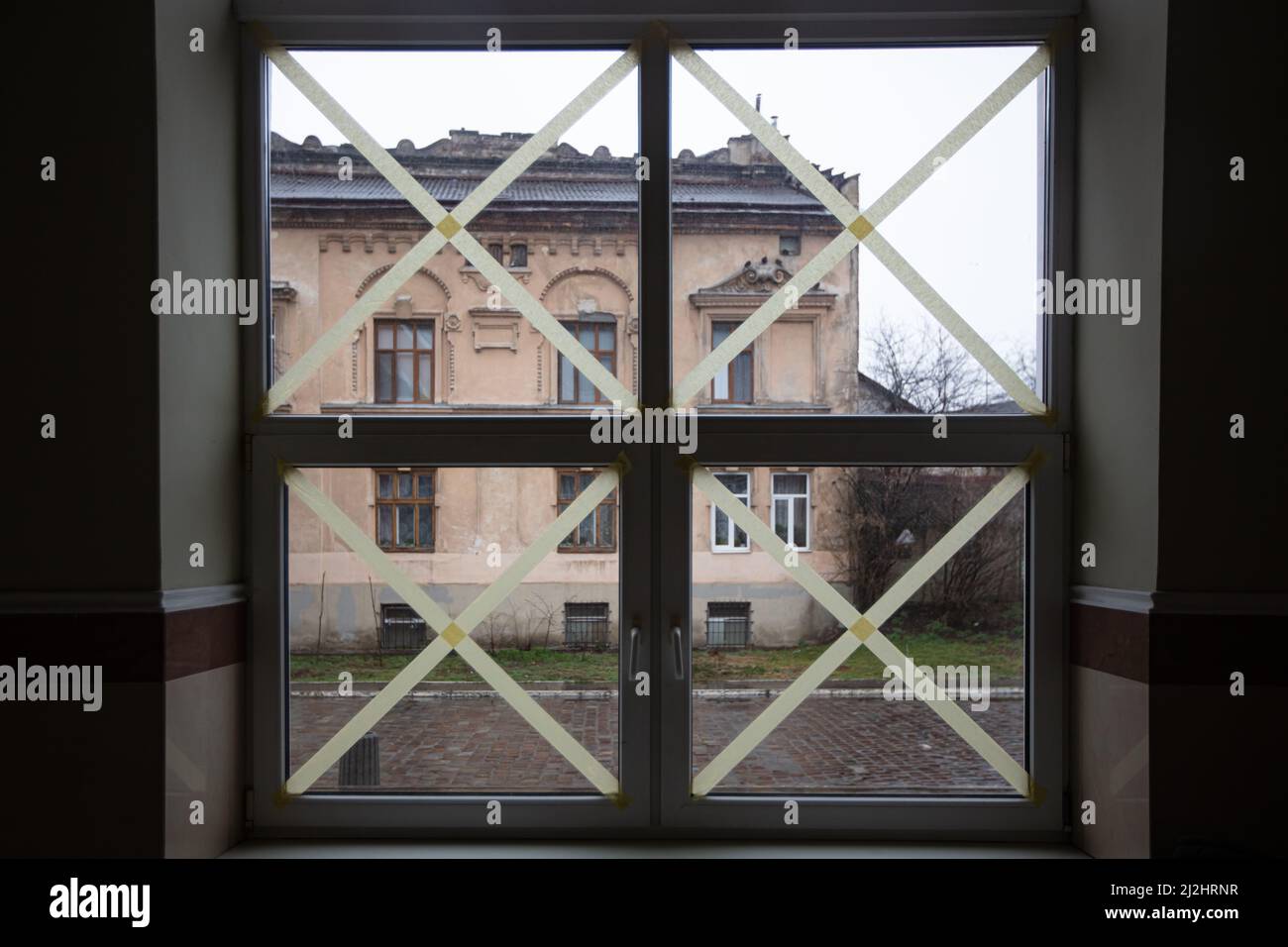 Taping windows hi-res stock photography and images - Alamy
