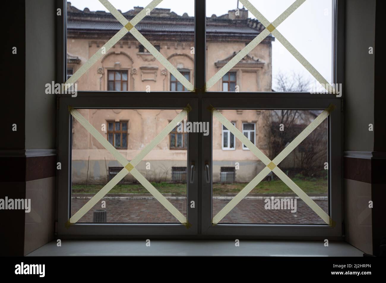 Taping windows hi-res stock photography and images - Alamy
