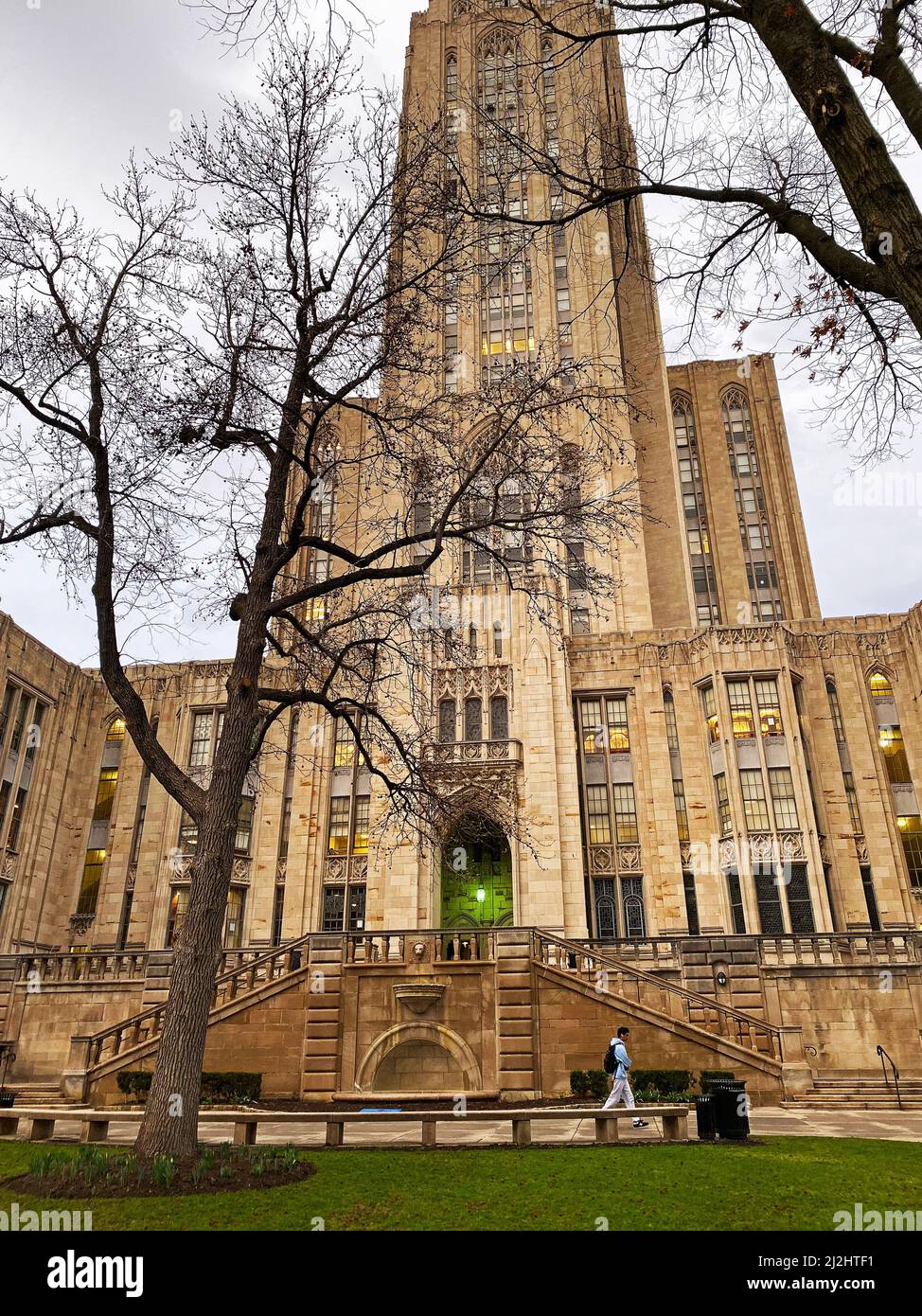 The building of the University of Pittsburgh, which was founded in 1787 ...