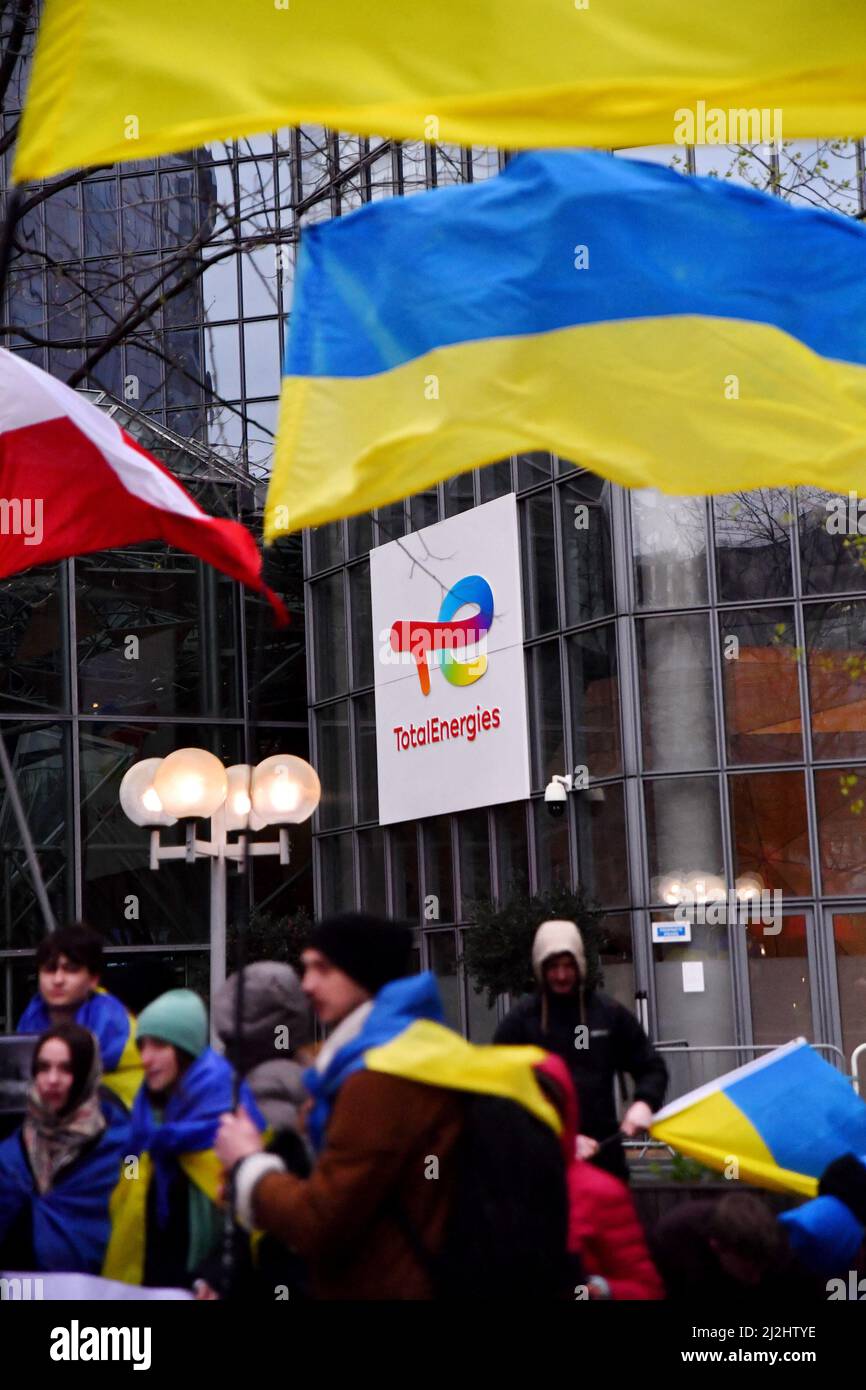 Rally in support of Ukraine in front of the Total tower in La Defense ...