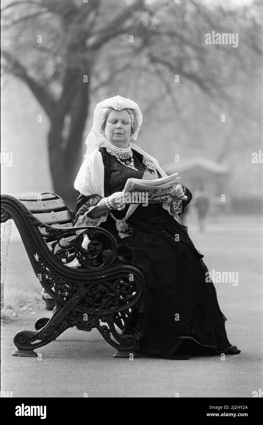 A Queen Victoria lookalike sitting on a park bench in Kensington ...