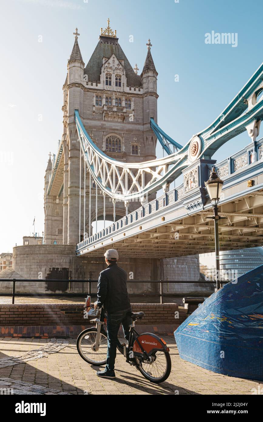 Looking at London's Tower Bridge from the promenade by the Pool of ...