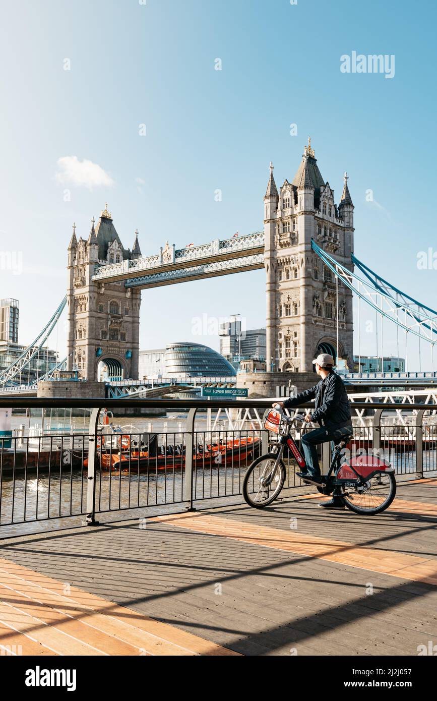Looking at London's Tower Bridge from the promenade by the Pool of ...