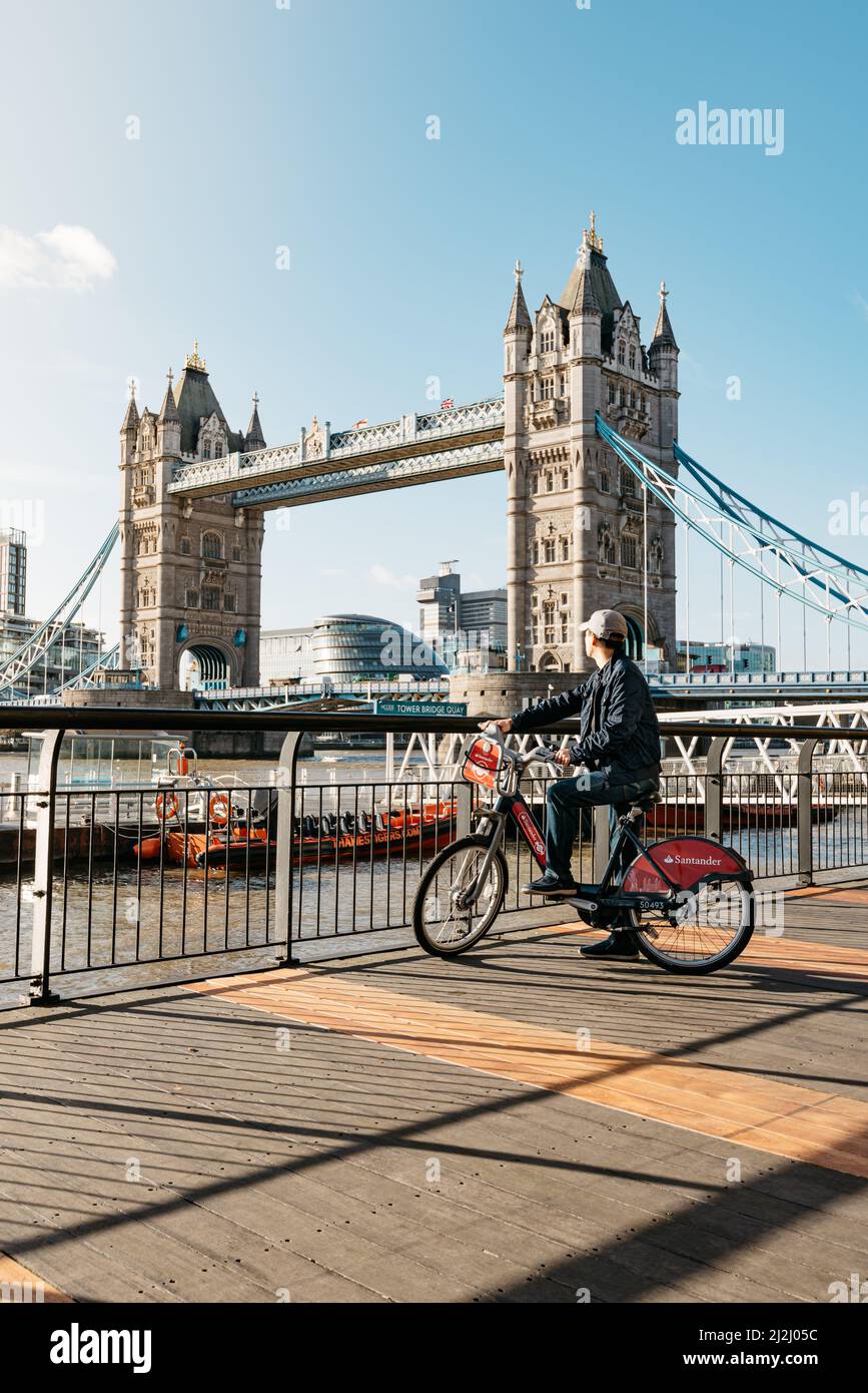 Looking at London's Tower Bridge from the promenade by the Pool of ...