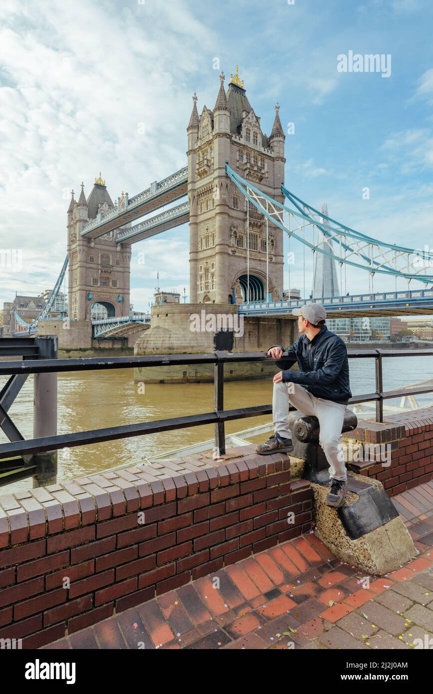 Looking at London's Tower Bridge from the promenade by the Pool of ...