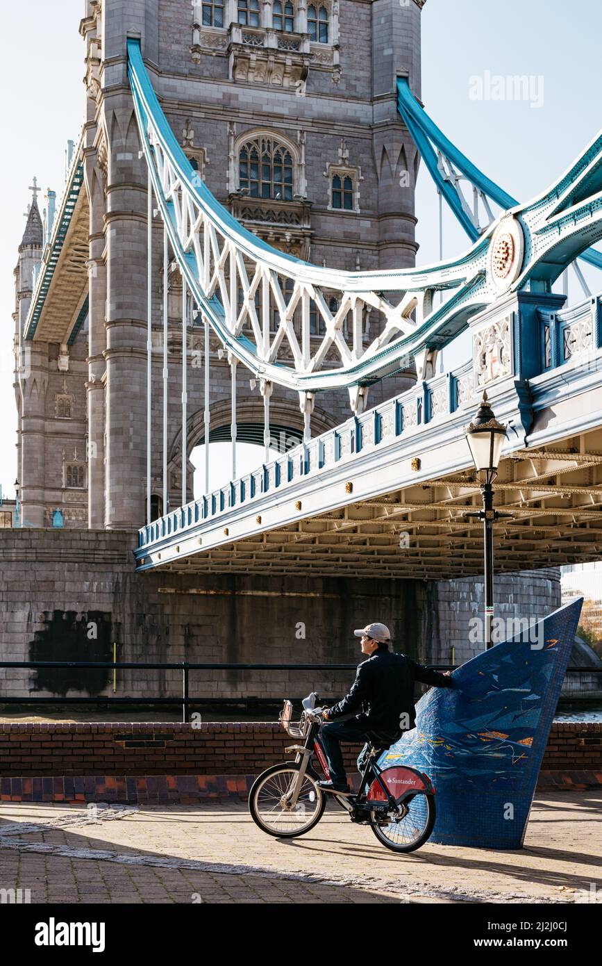 Looking at London's Tower Bridge from the promenade by the Pool of ...