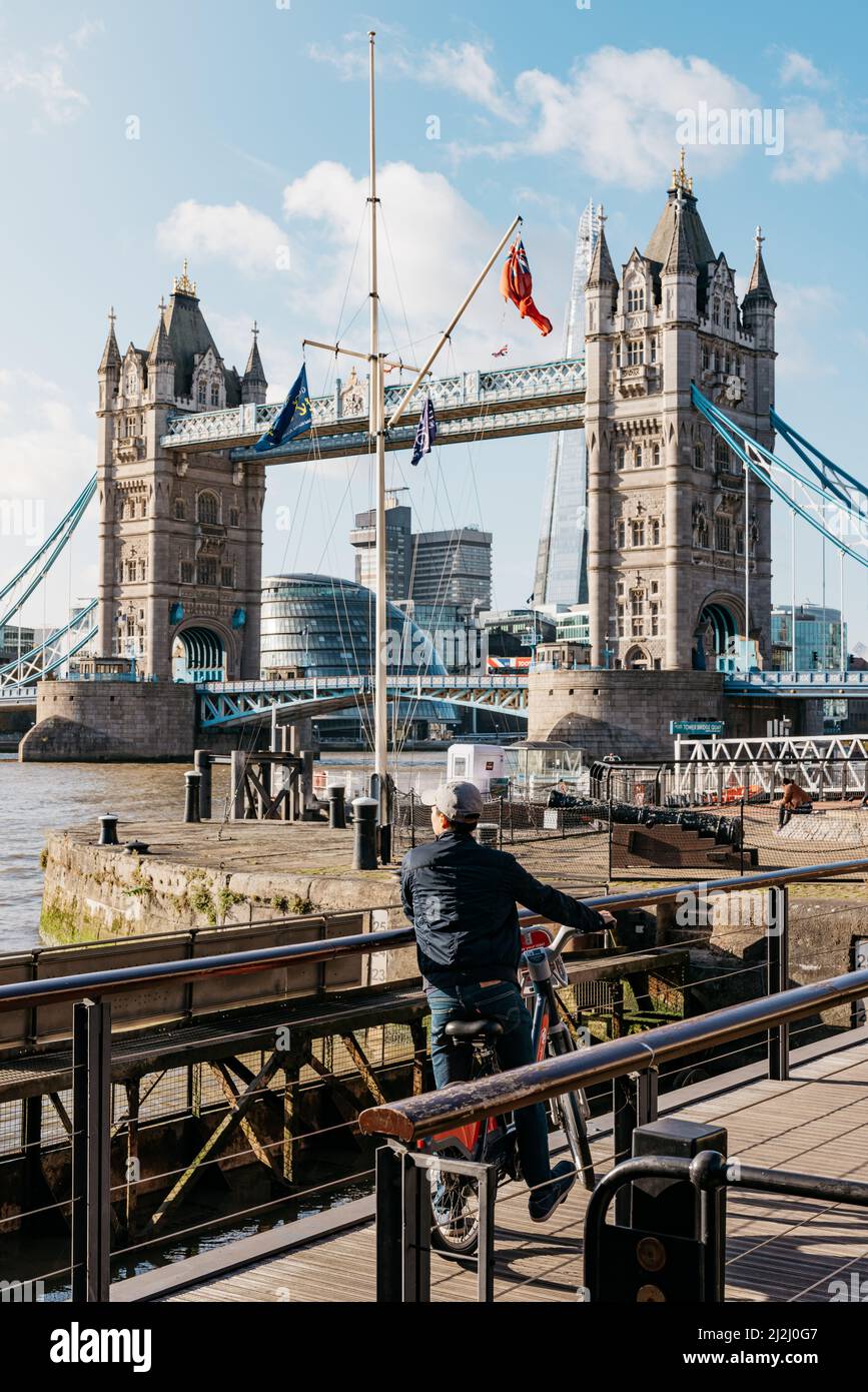 Looking at London's Tower Bridge from the promenade by the Pool of ...