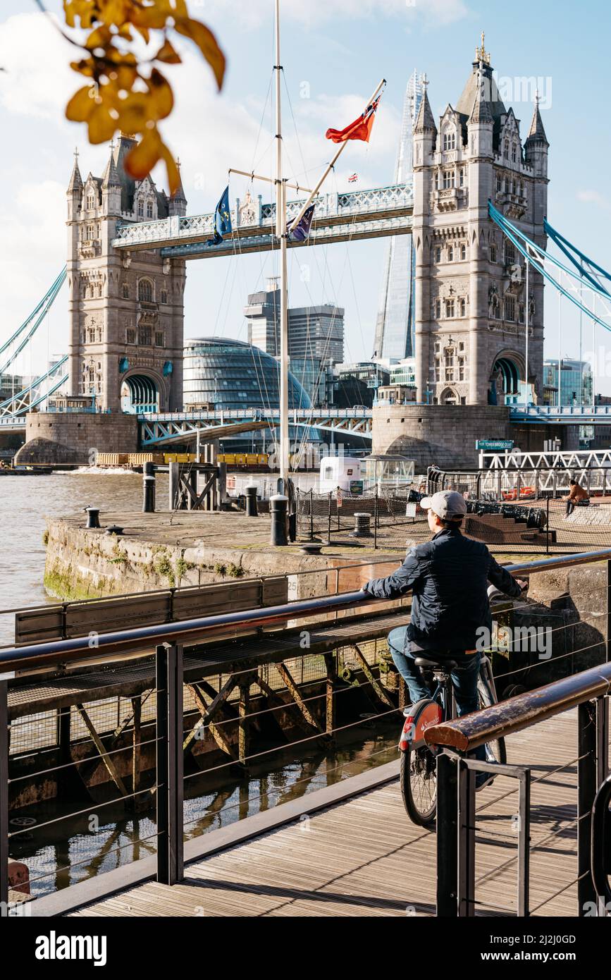 Looking at London's Tower Bridge from the promenade by the Pool of ...
