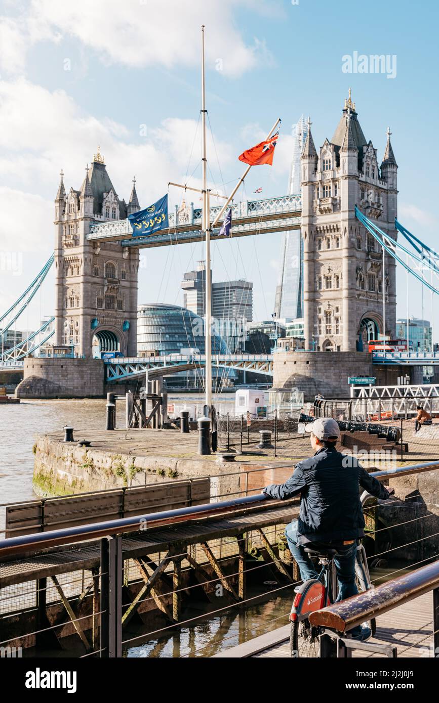 Looking at London's Tower Bridge from the promenade by the Pool of ...