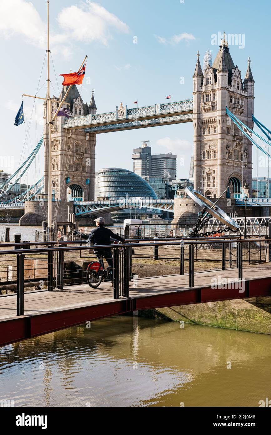 Looking at London's Tower Bridge from the promenade by the Pool of ...