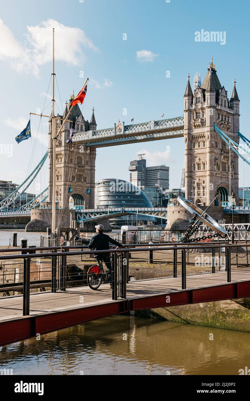 Looking at London's Tower Bridge from the promenade by the Pool of ...