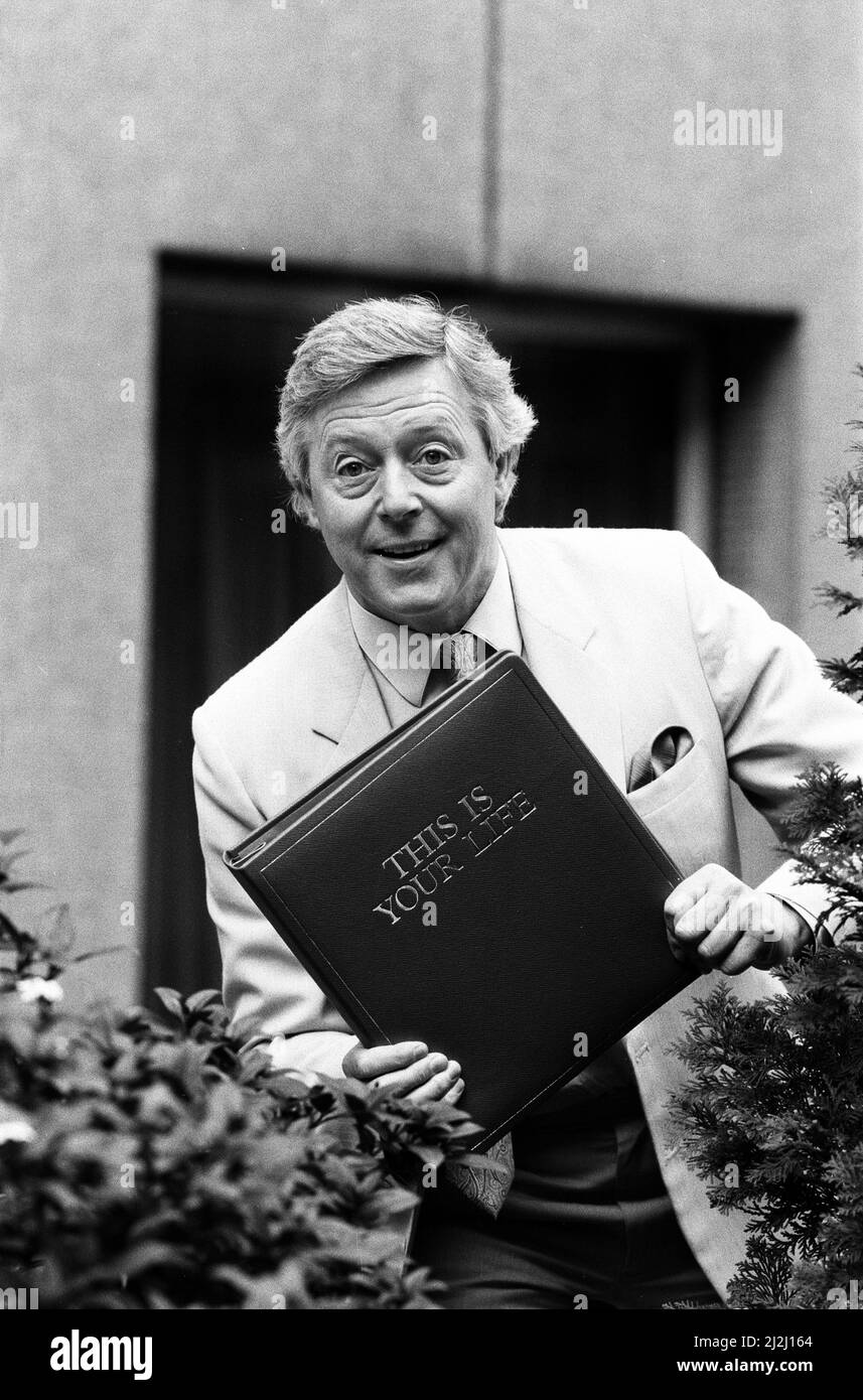 Tv presenter michael aspel hi-res stock photography and images - Alamy