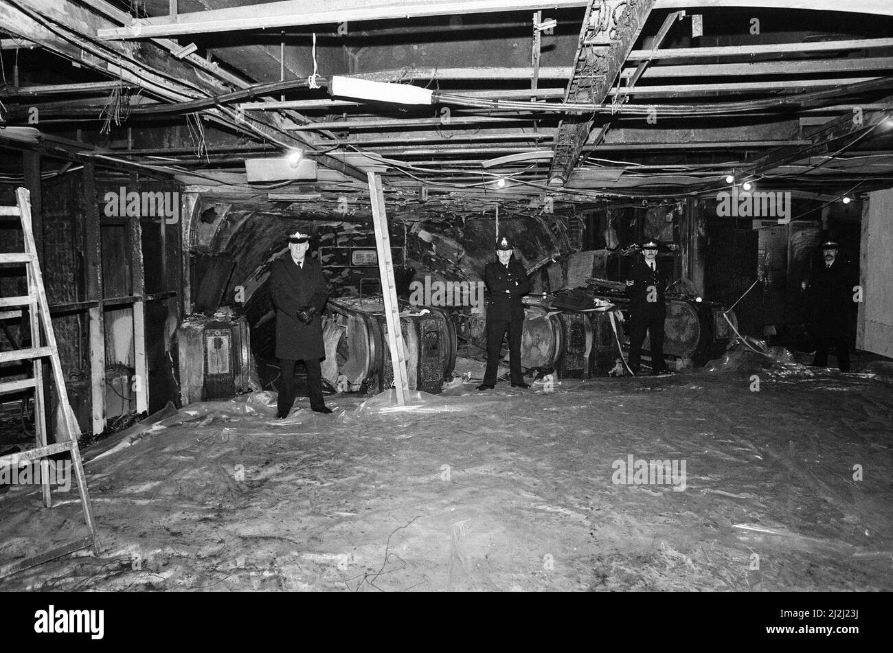1987 kings cross underground fire hi-res stock photography and images ...