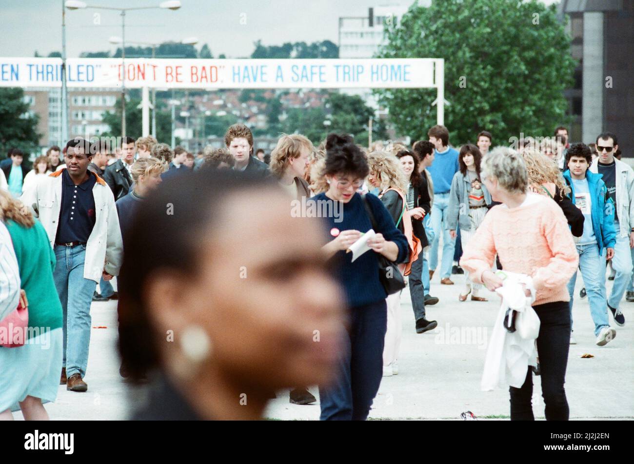 Michael jackson concert crowd hi-res stock photography and images - Alamy