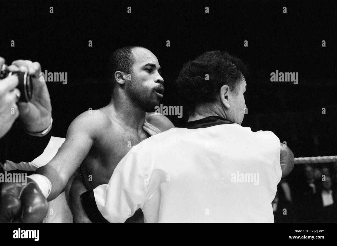 WBC and IBF, welterweight title fight between Lloyd Honeyghan and ...