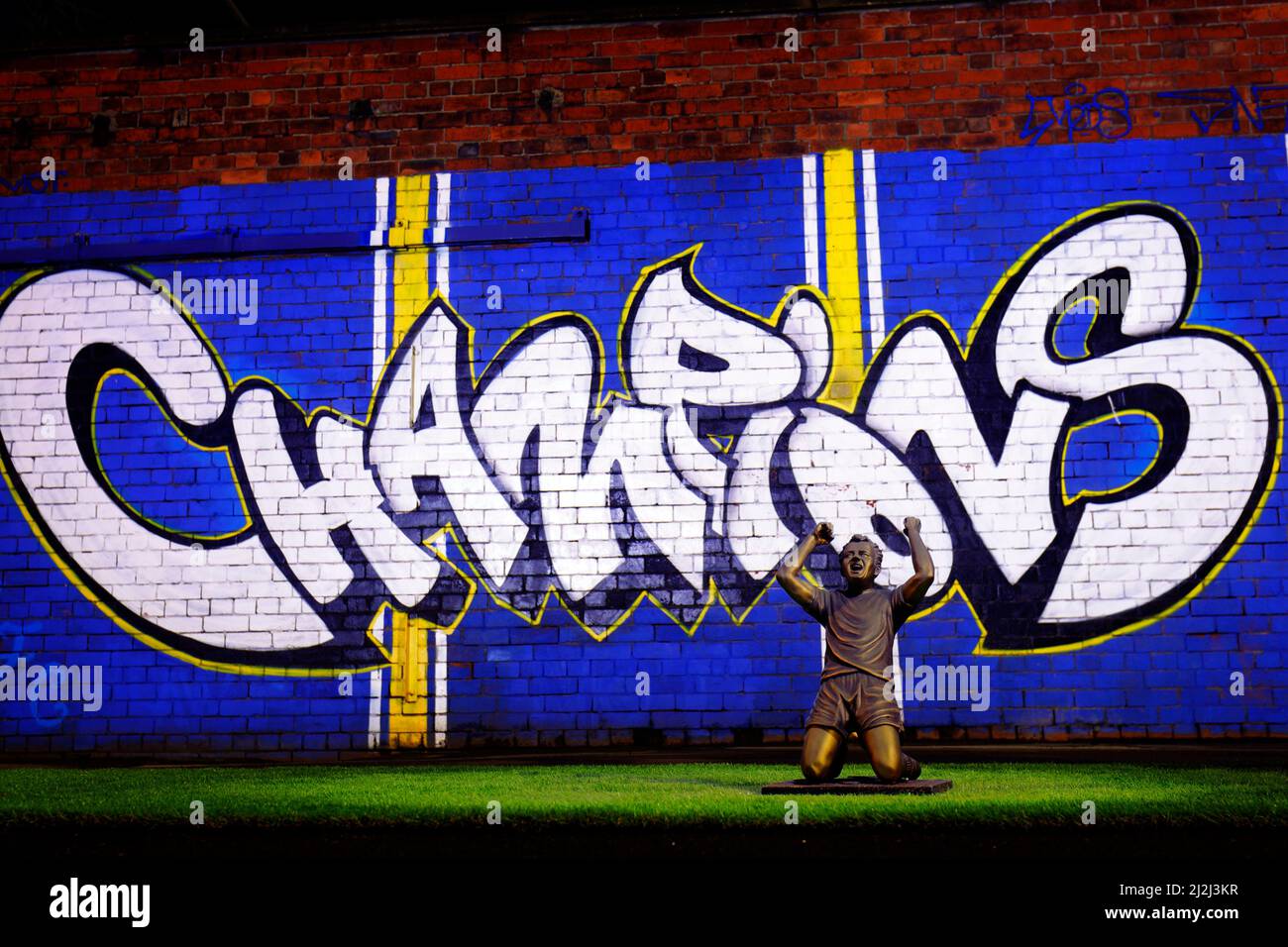 Sculpture of iconic Leeds United Footballer Billy Bremner pictured ...