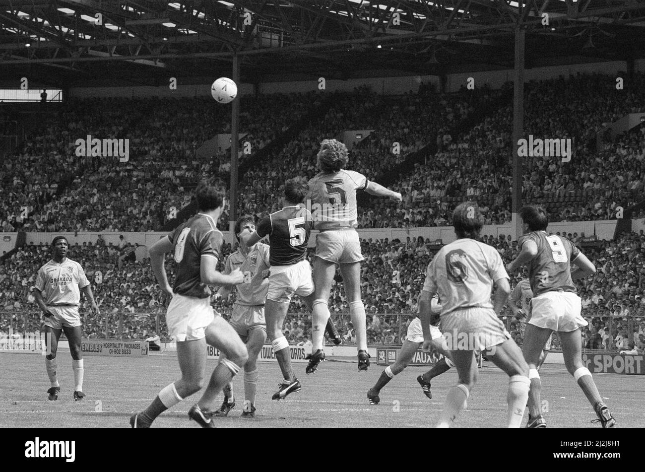 Charity shield football match wembley Black and White Stock Photos ...
