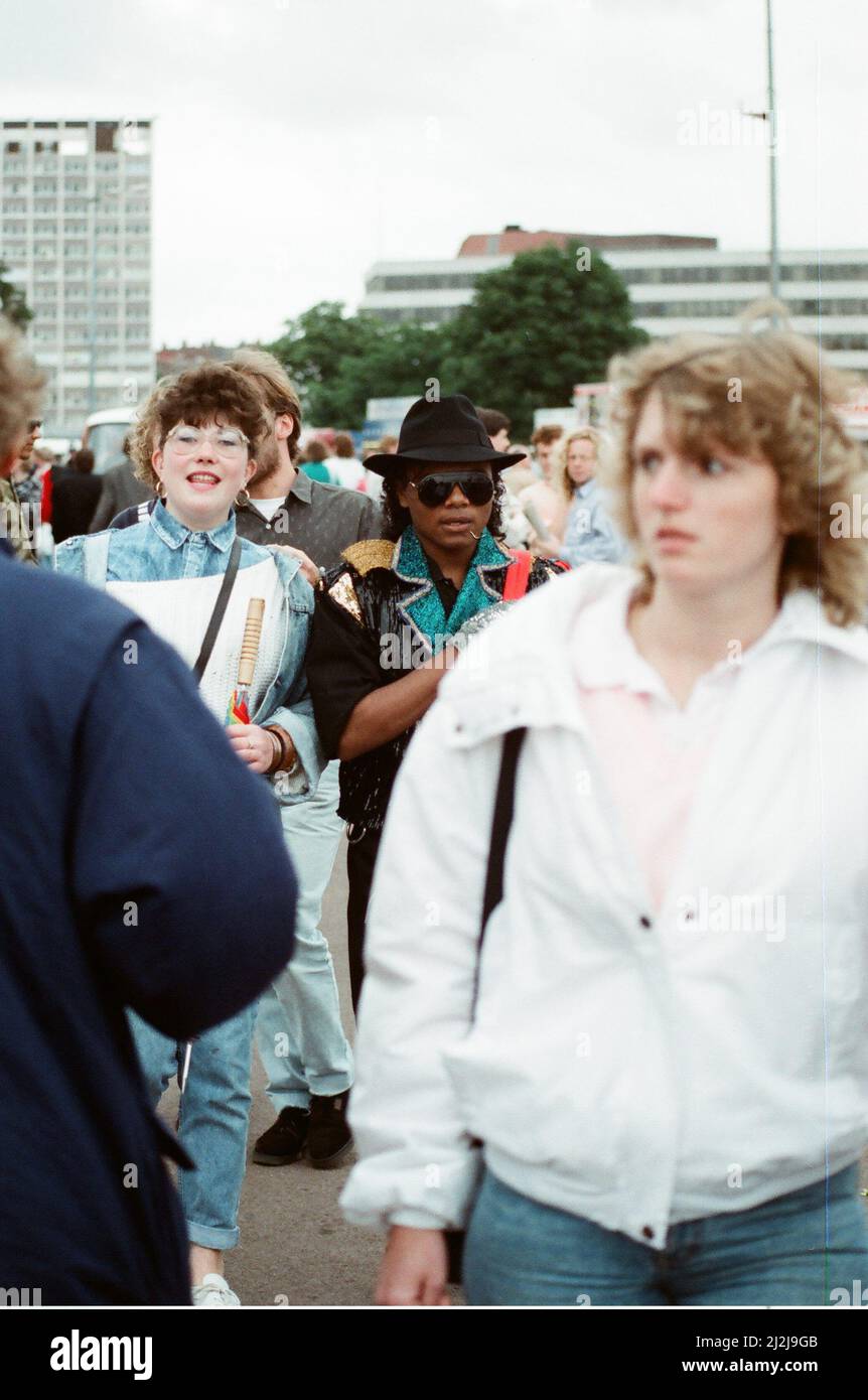 1980s audiences crowd people fans clothing fashion hi-res stock ...