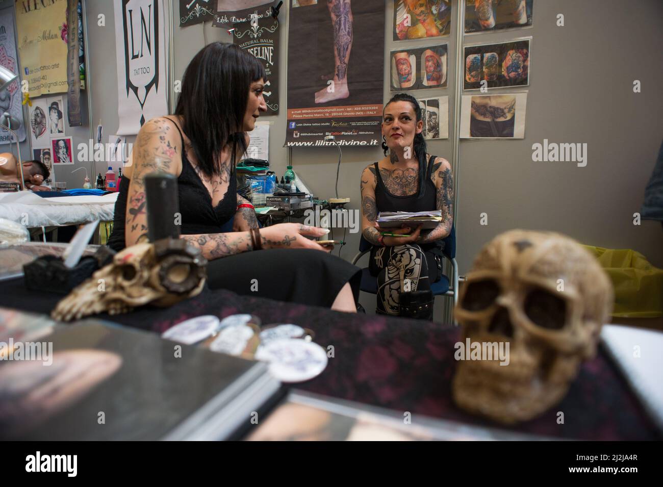 Tatuaggi donna hi-res stock photography and images - Alamy