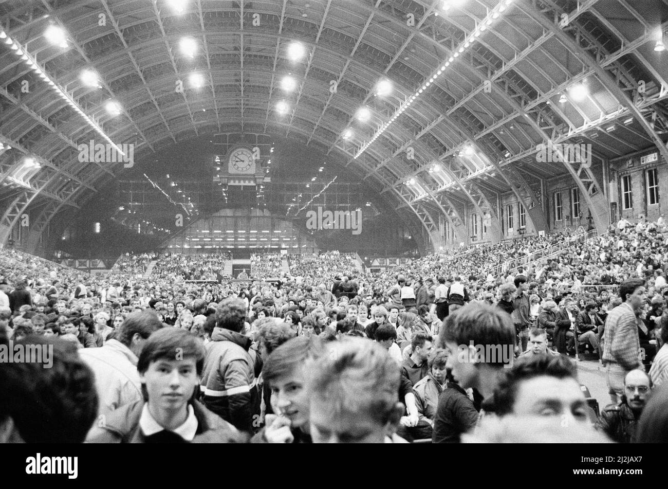 Crowd scene 1980s england hi-res stock photography and images - Alamy